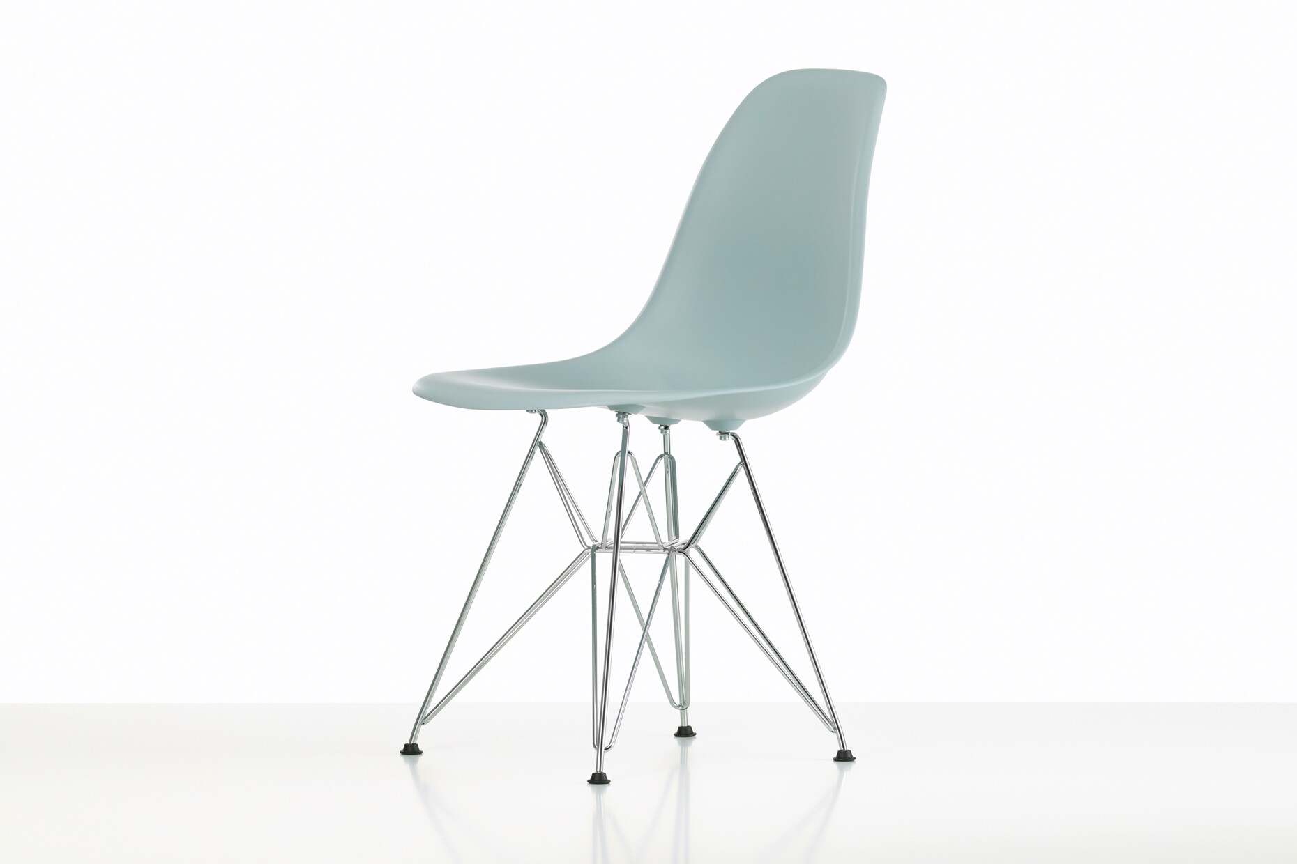 Eames Plastic Side Chair DSR by Vitra | STYLEPARK
